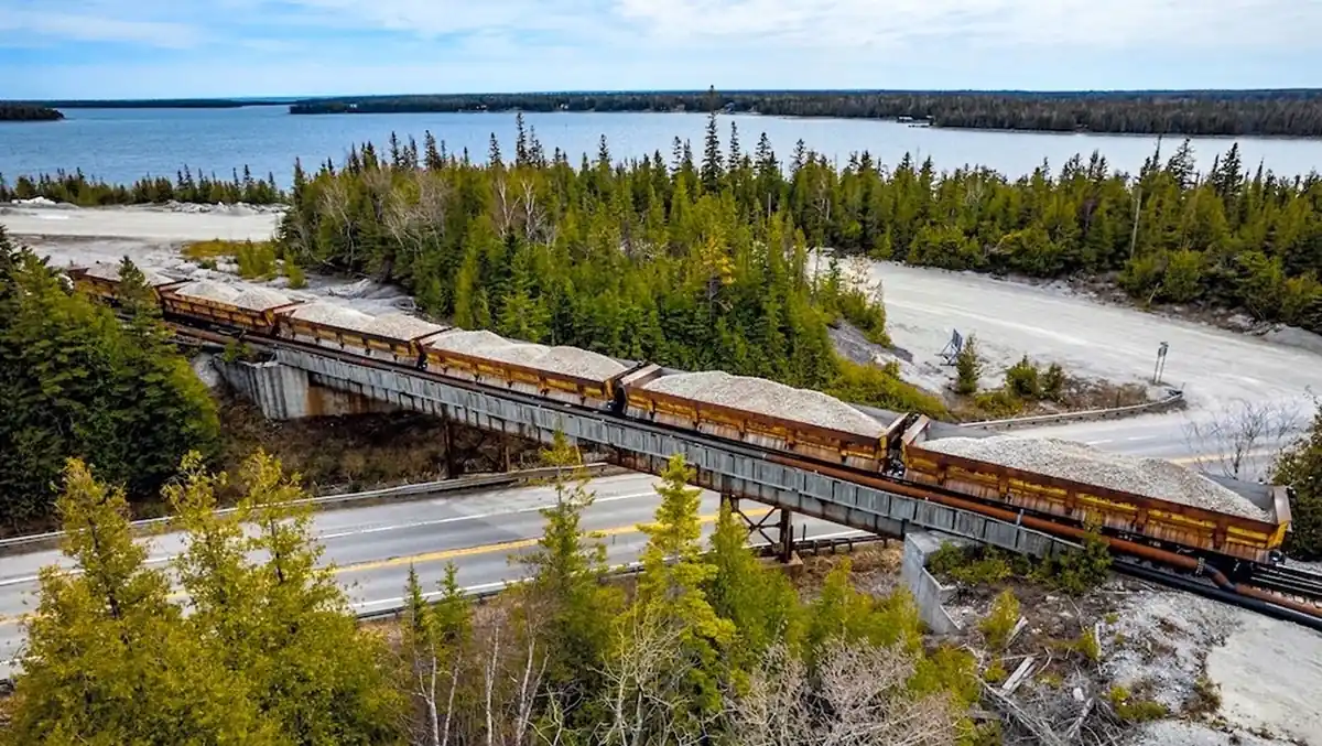 Self-propelled freight cars Intramotev for Watco - Railway Supply